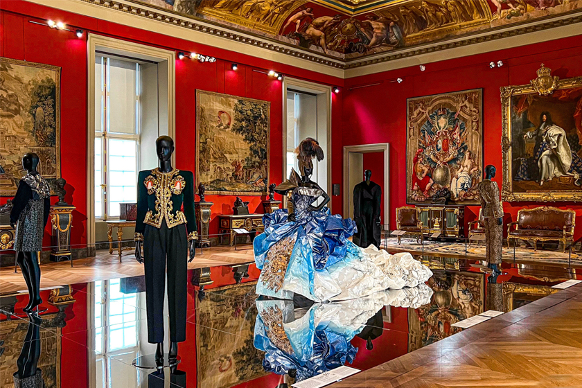 اقدام جنجالی موزه لوور؛ نمایشگاه «شنل» و «دیور» در بین آثار تاریخی - کجارو